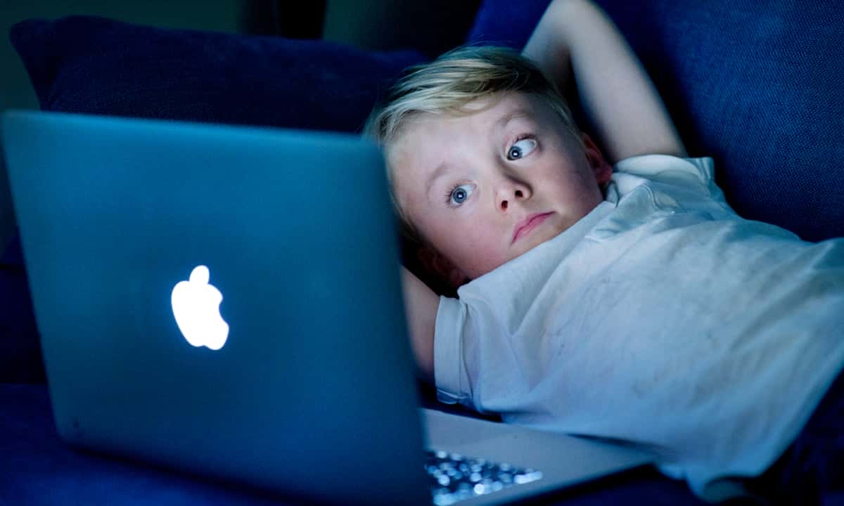 How Symptoms Of Too Much Screen Time Increase Possibility Of ...